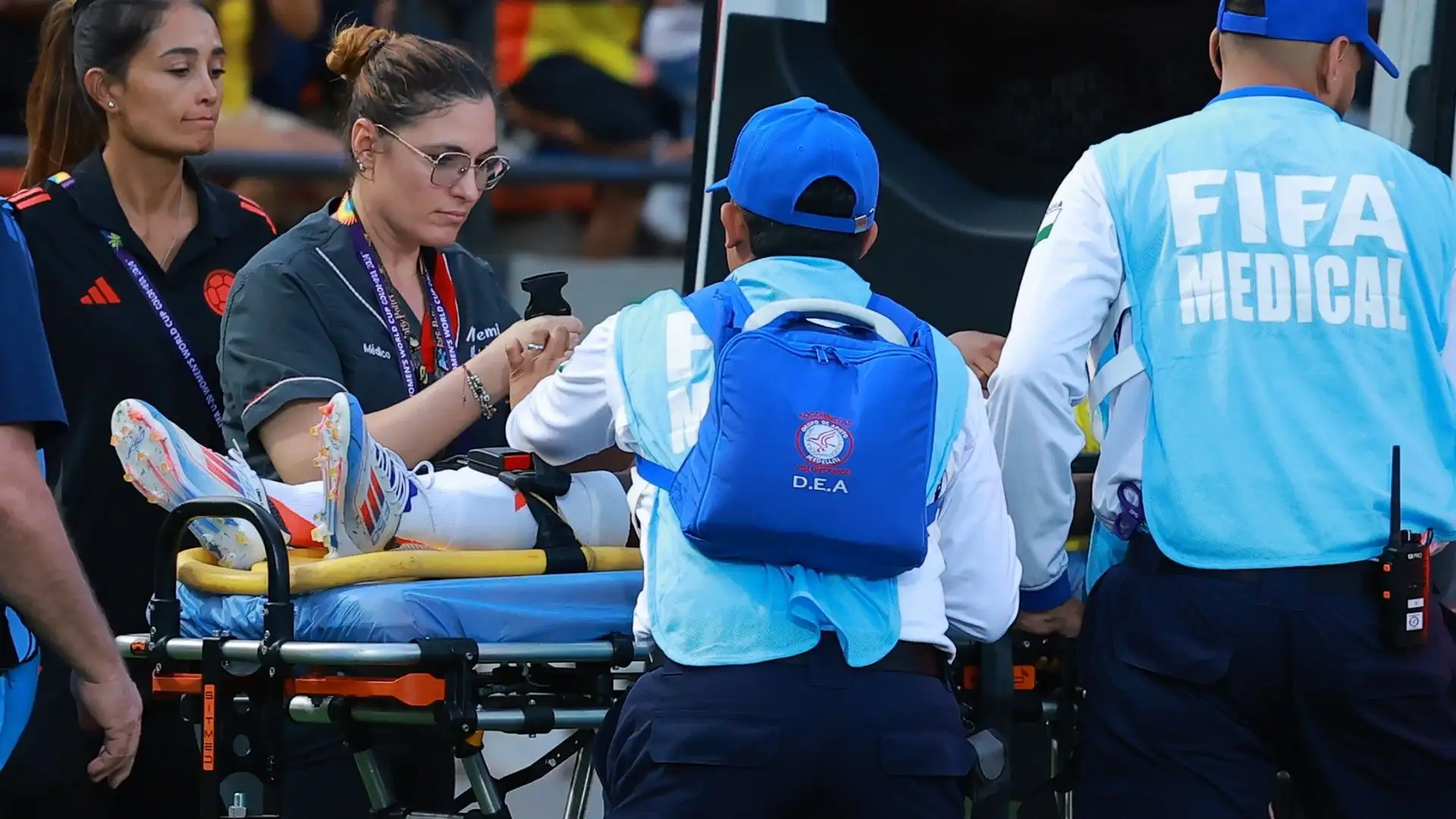 Violento colpo alla testa, calciatrice via in ambulanza: le foto