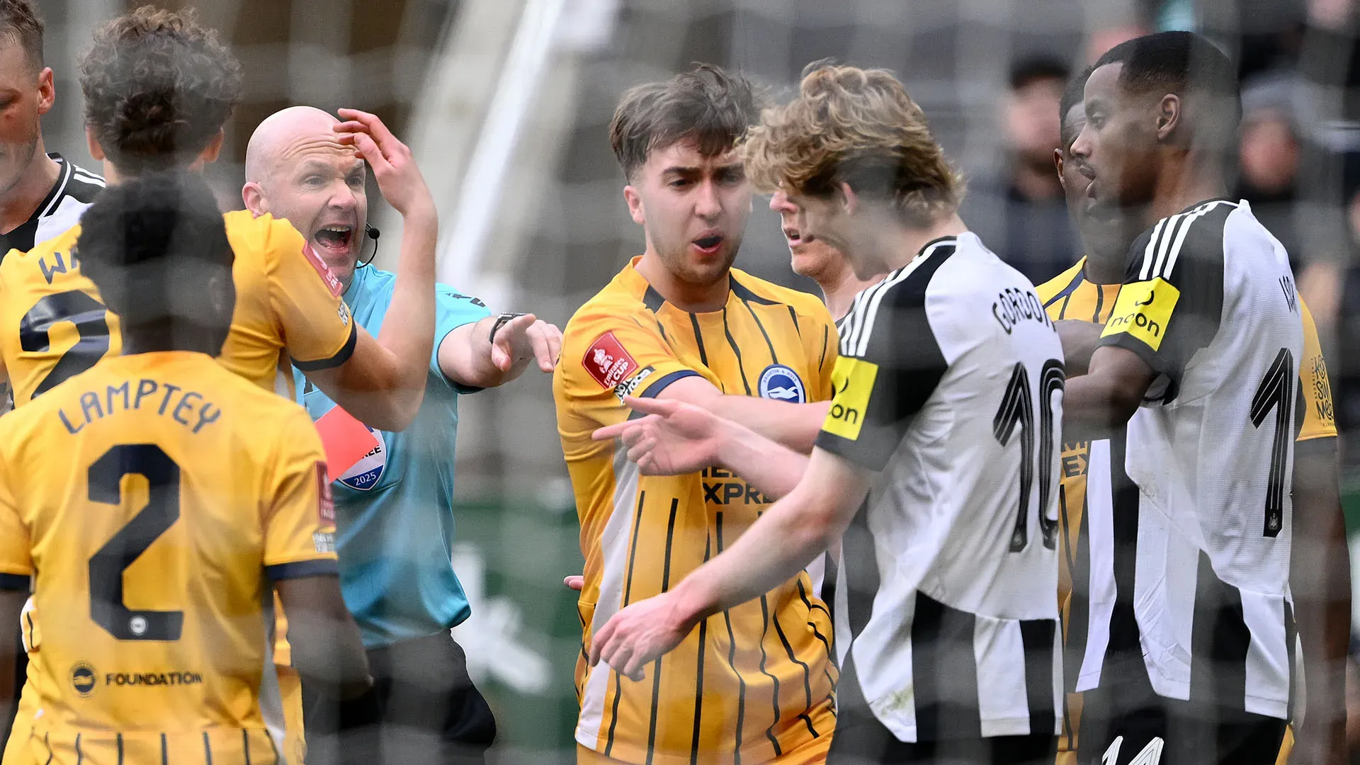 Follia dell'attaccante che colpisce in testa l'avversario e viene ...