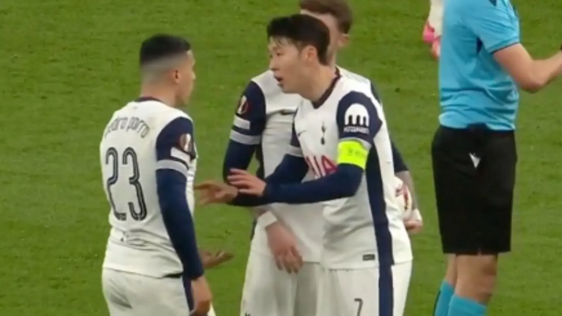 Compagni litigano in campo, deve intervenire Heung-min Son: le foto