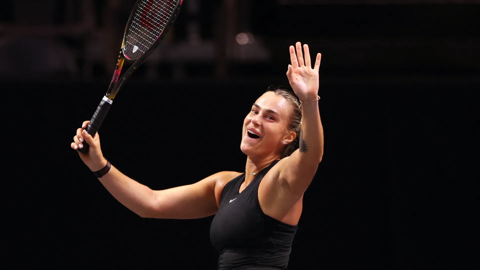 Le foto della "battaglia dei sessi": Aryna Sabalenka lotta ma si ...