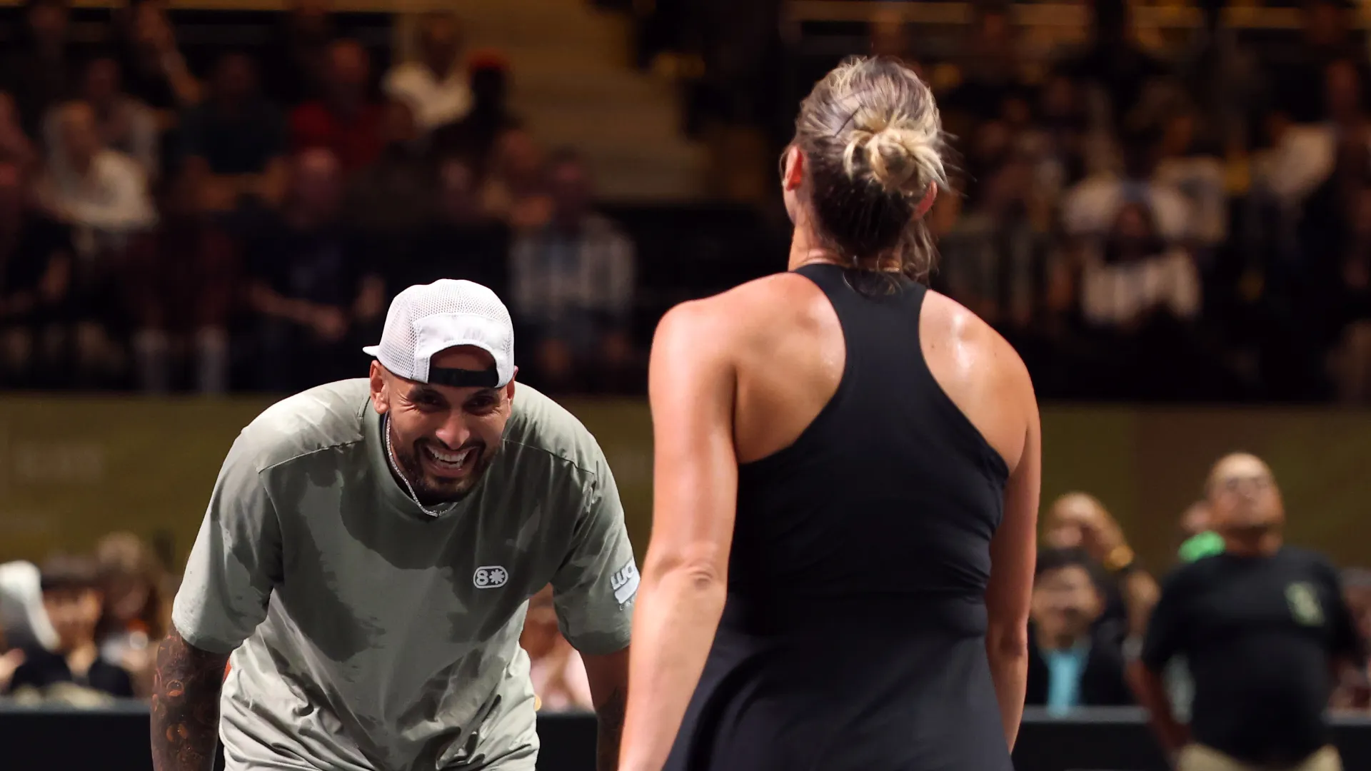 Le foto della "battaglia dei sessi": Aryna Sabalenka lotta ma si ...