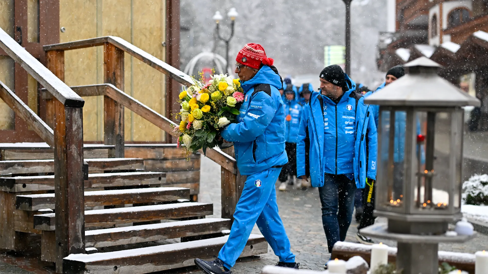 Crans-Montana, le immagini dello struggente omaggio delle ragazze dello ...