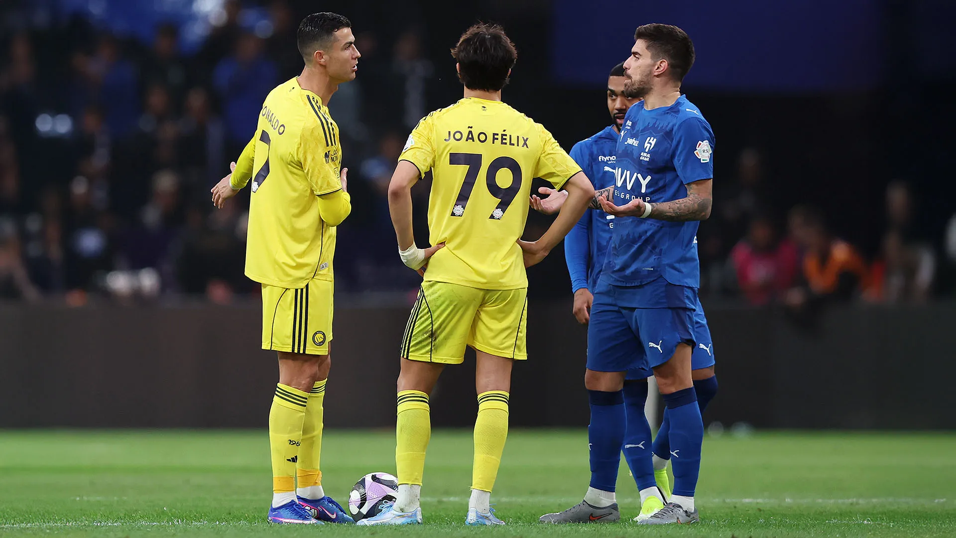 Cristiano Ronaldo litiga con il suo grande amico durante la partita ...