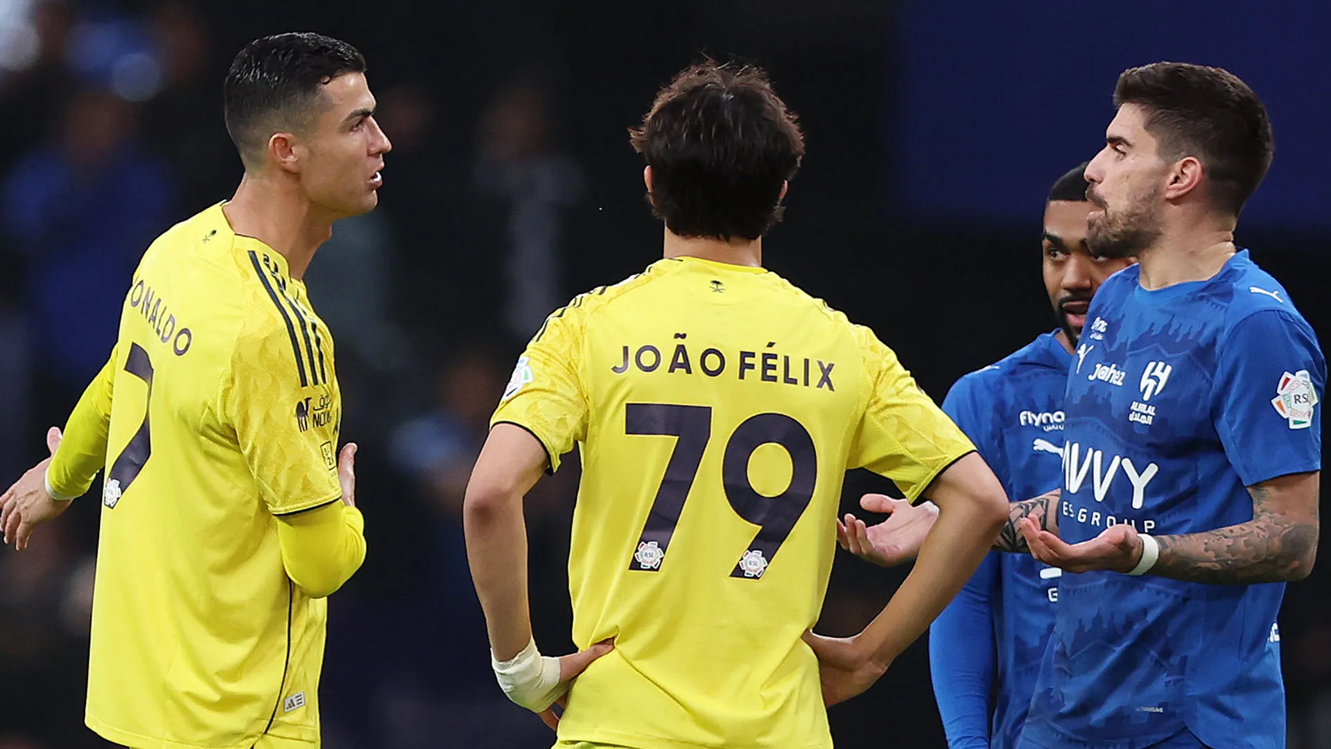Cristiano Ronaldo litiga con il suo grande amico durante la partita ...