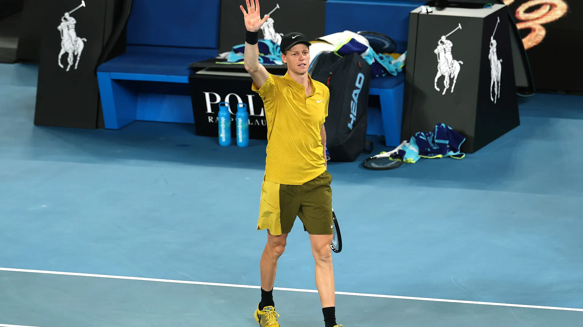 Jannik Sinner in preda ai crampi ma la "Heat Rule" lo salva: le foto ...