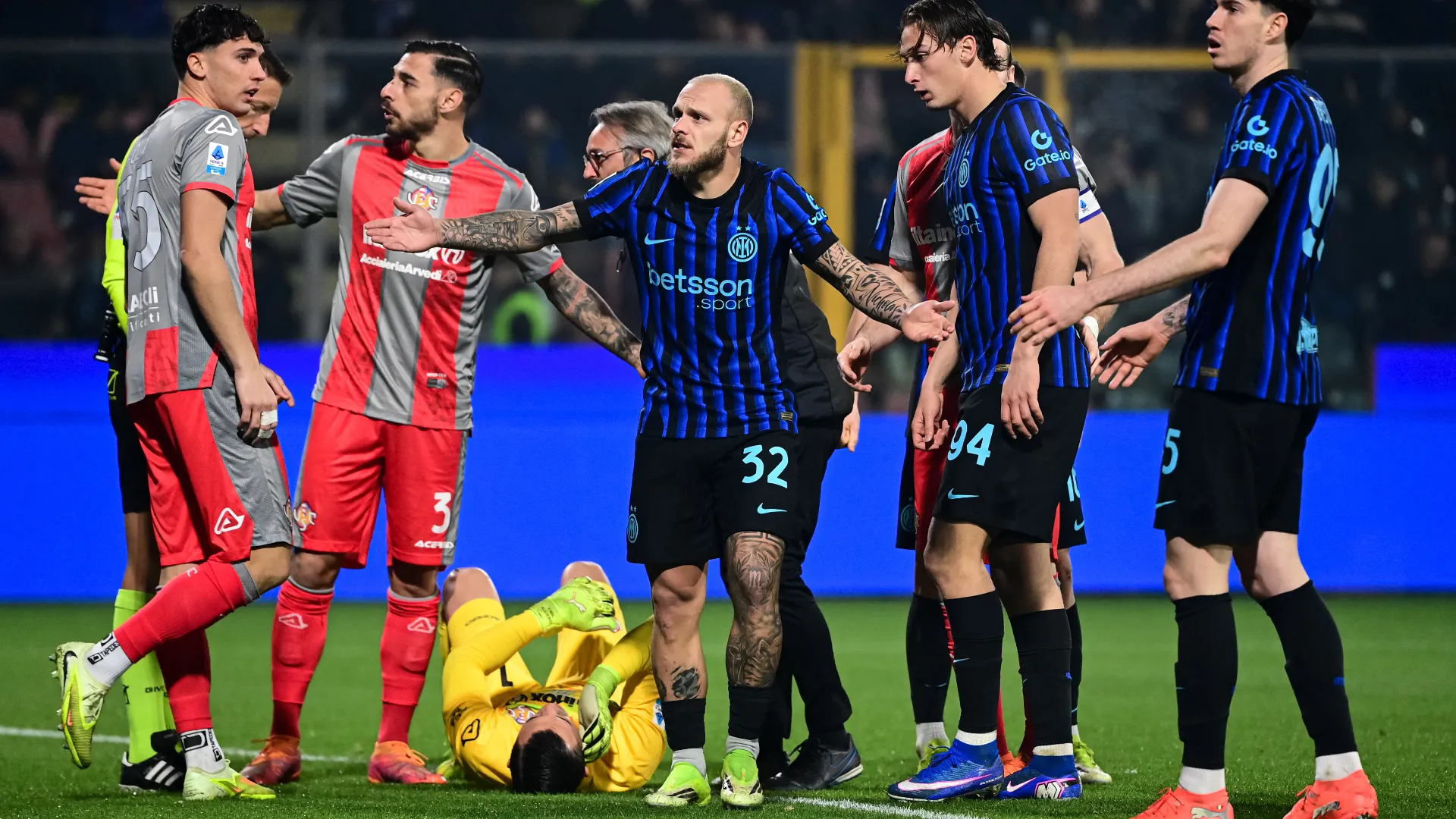 Audero stramazza al suolo (le foto) per un petardo in Cremonese-Inter ...